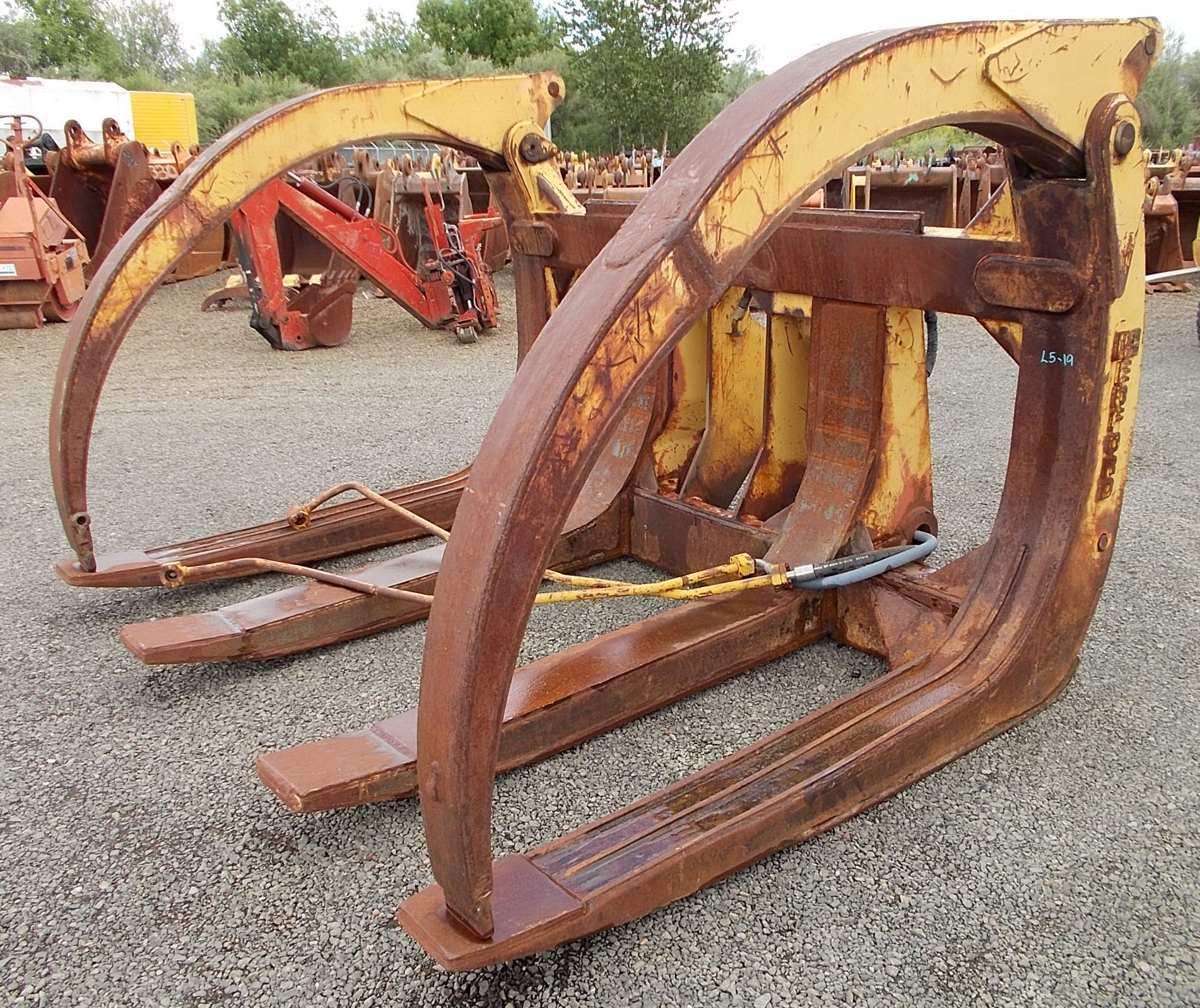 Hunt Tractor - Used 108" Caterpillar 980C Pin-On Log Fork For Sale