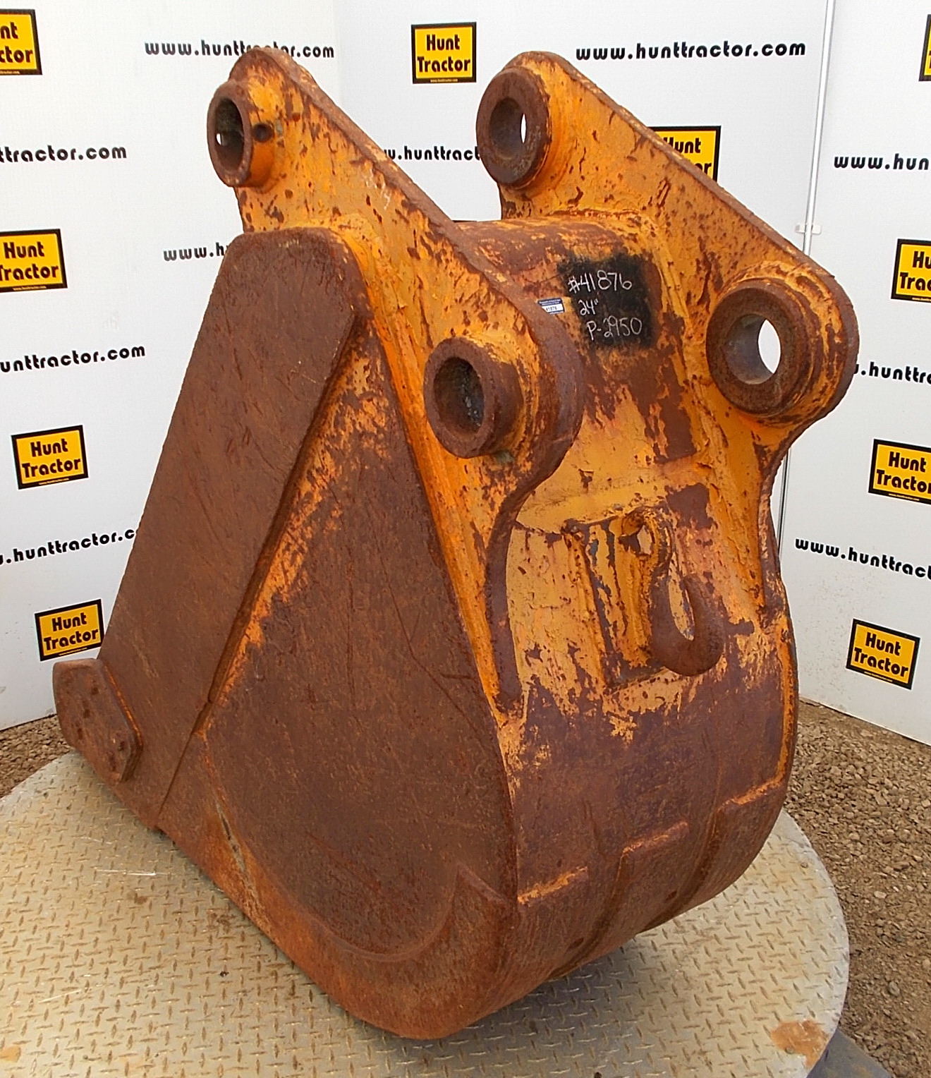 Used 24" Komatsu PC210-6 Pin-On Excavator Bucket For Sale