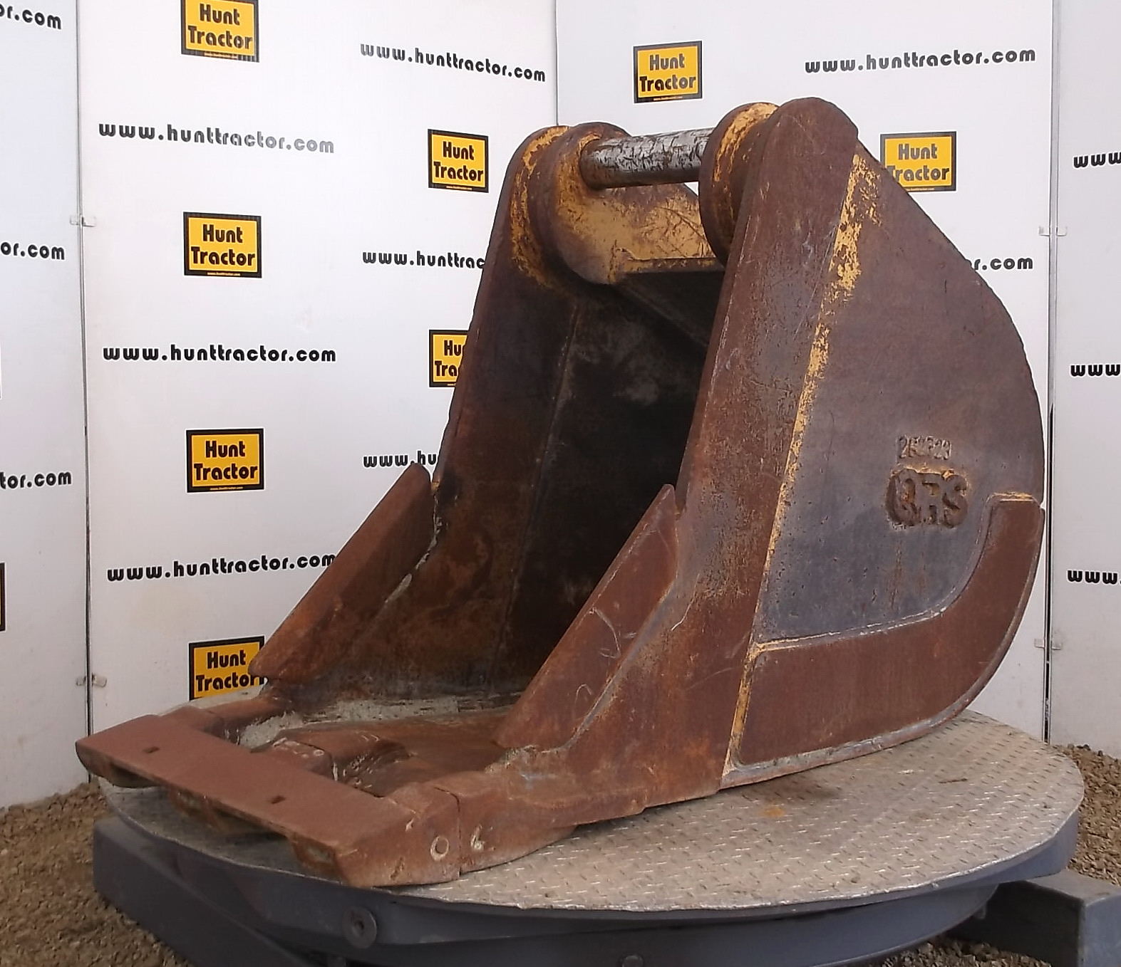Used 24" Caterpillar 320C B Linkage Pin-On Excavator Bucket For Sale