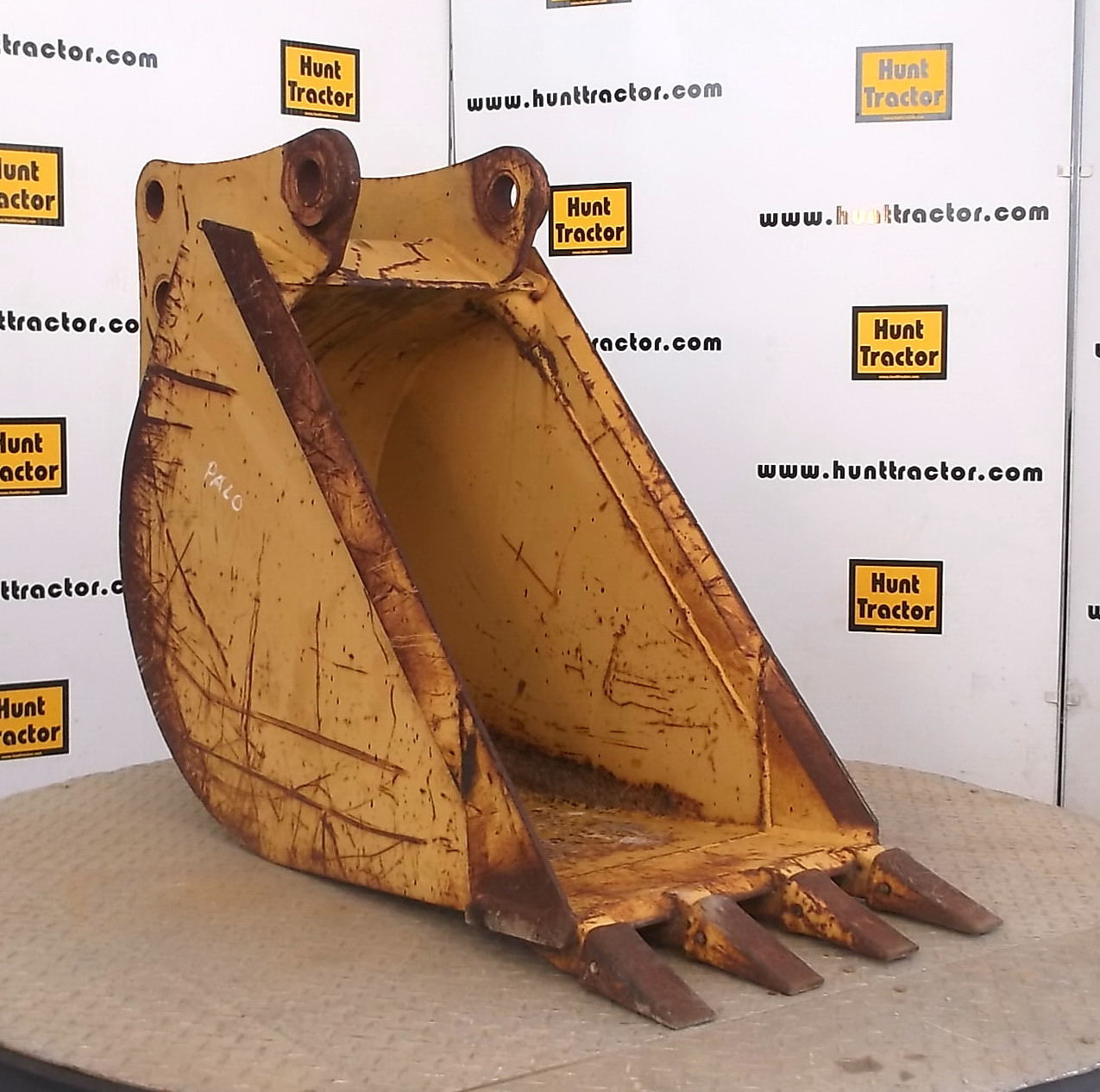 Used 18" Caterpillar 416B Pin-On Backhoe Bucket For Sale