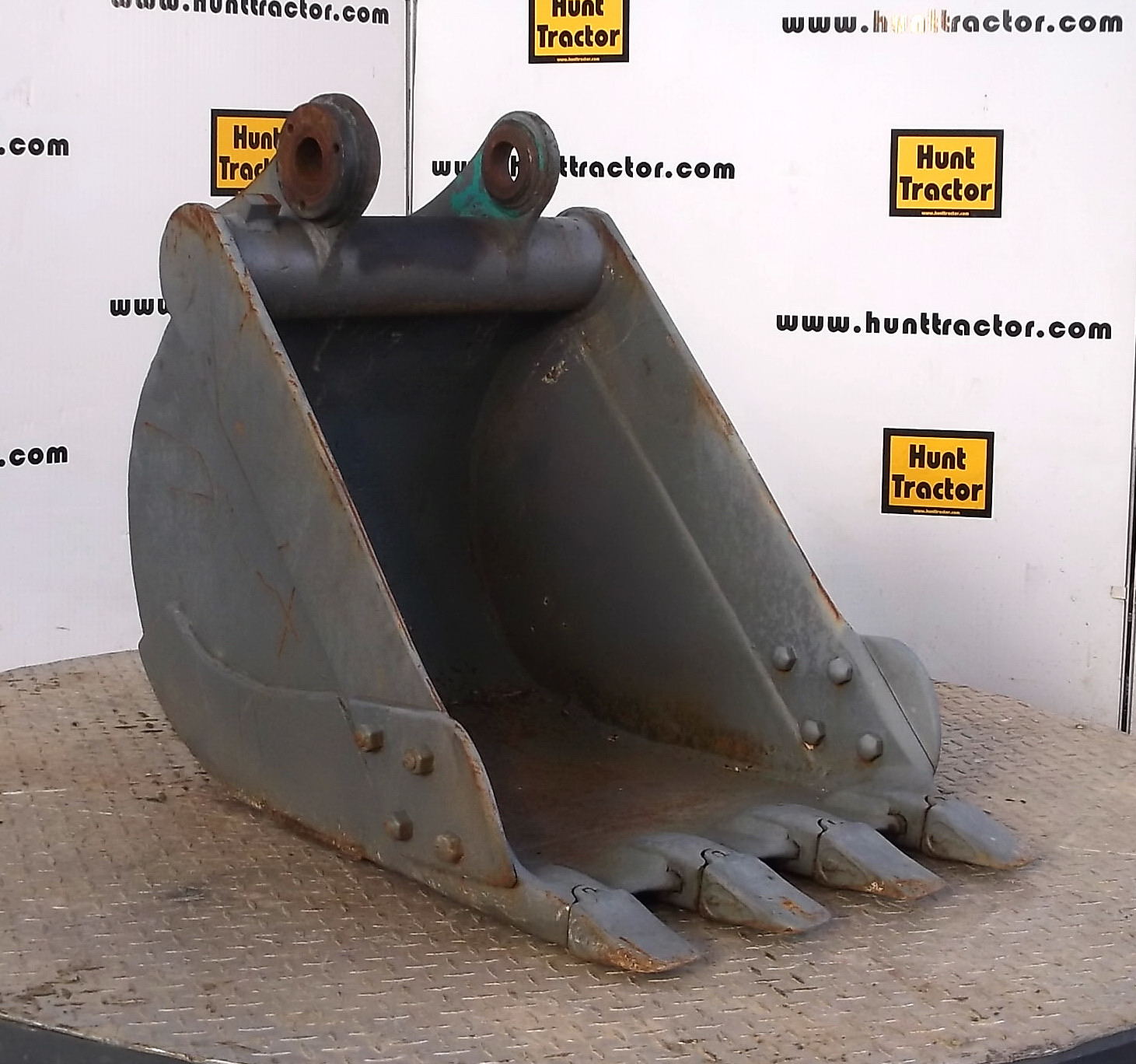 Used 21" Komatsu PC50-2 Pin-On Mini-Excavator Bucket For Sale