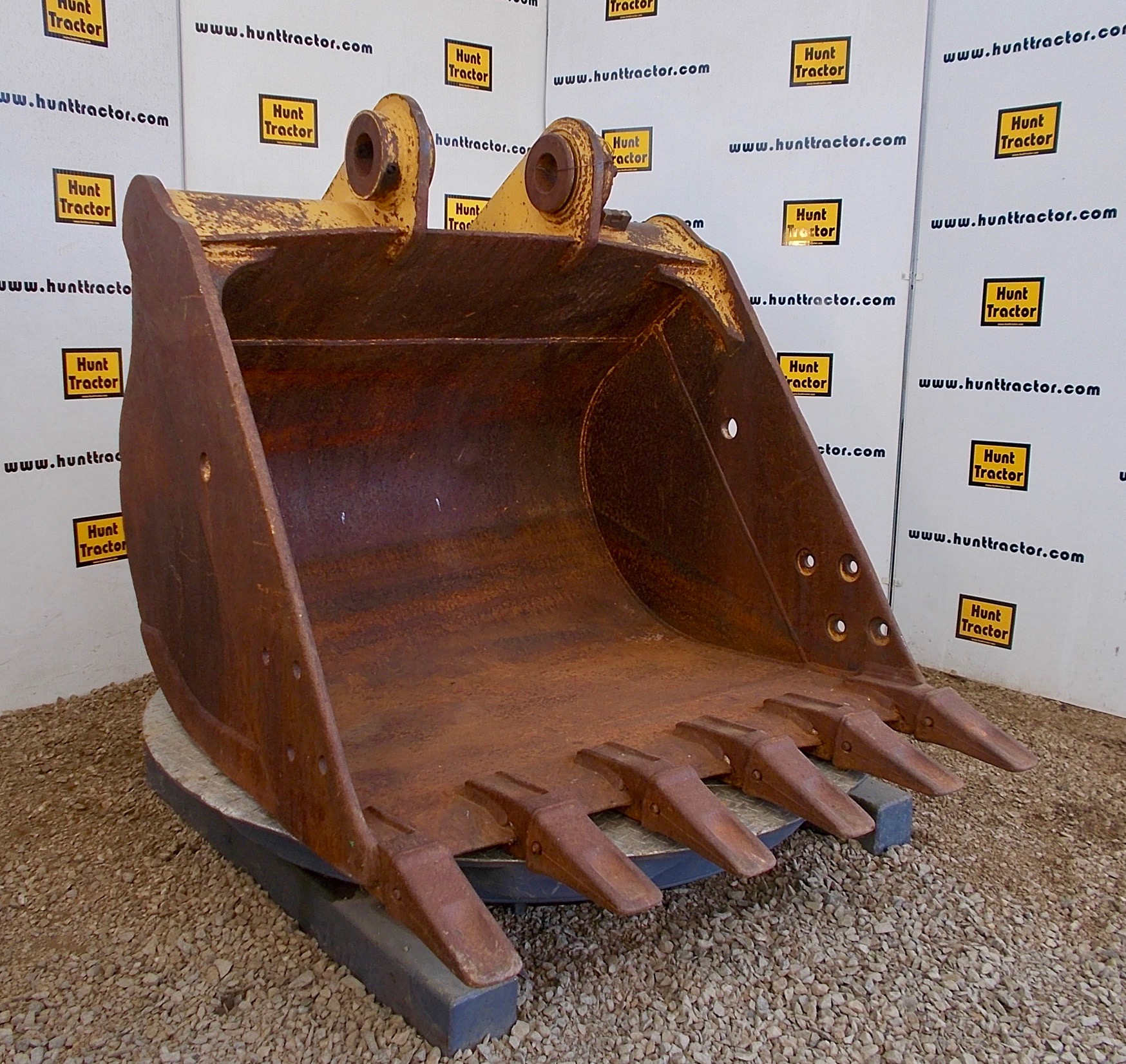Used 49" JCB JS200 Pin-On Excavator Bucket For Sale