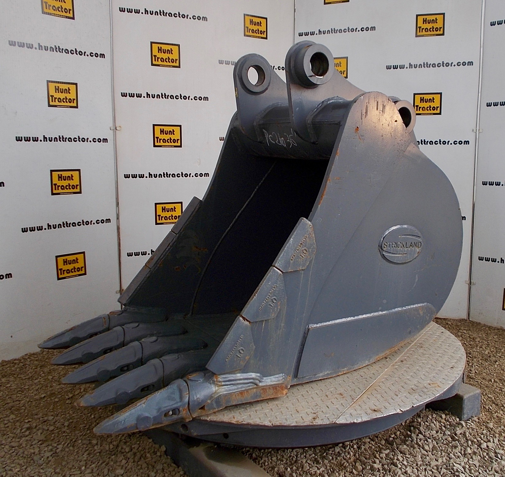 New 36" Komatsu PC200-6 Pin-On Excavator Bucket For Sale