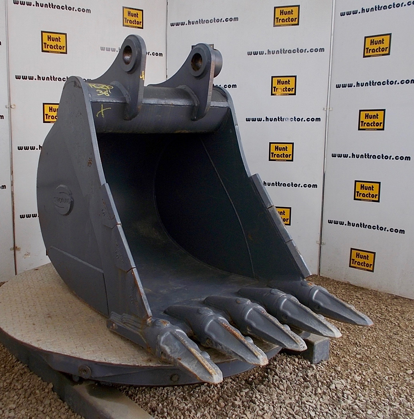 New 36" Komatsu PC228USLC-2 Pin-On Excavator Bucket For Sale