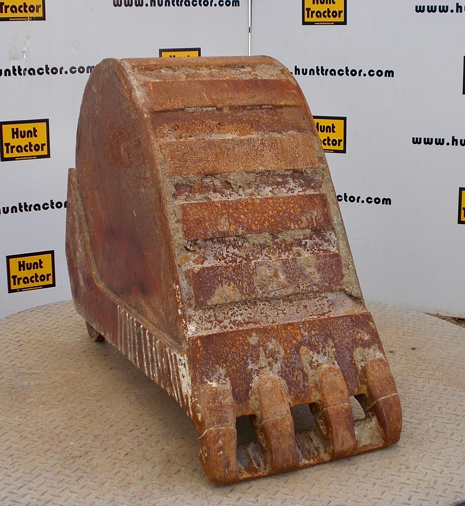 Used 18" Case 580SN Pin-On Backhoe Bucket For Sale