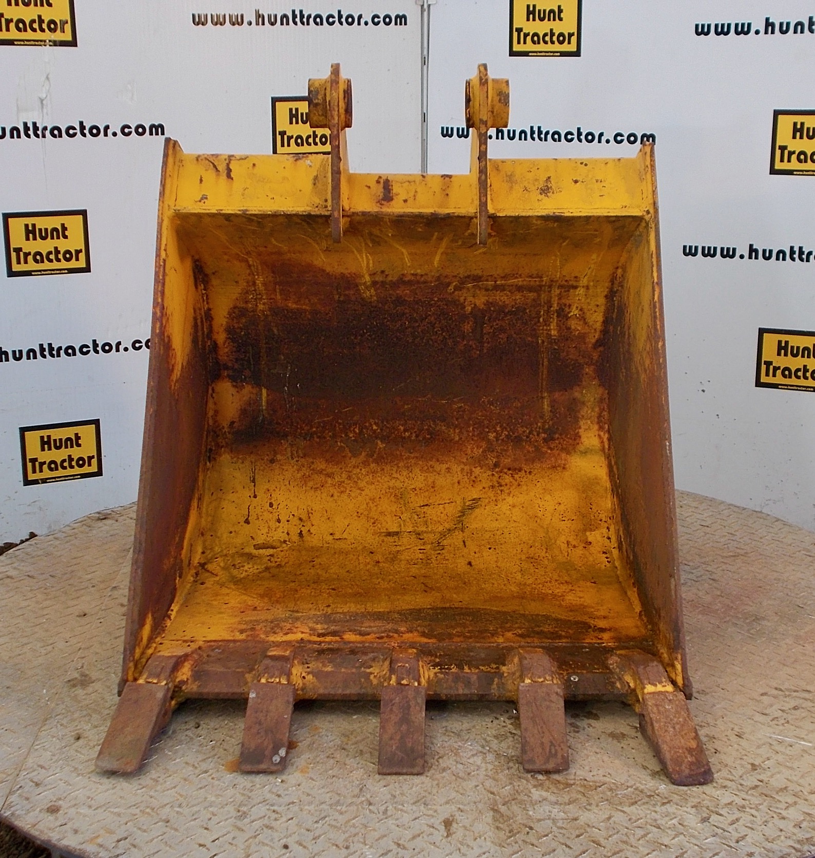 Used 30" JCB 214 Pin-On Backhoe Bucket For Sale