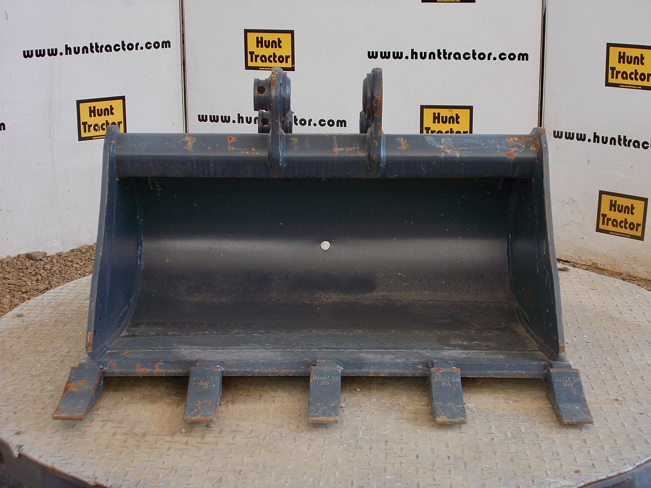 New 36" Hitachi EX35U Pin-On Mini-Excavator Bucket For Sale