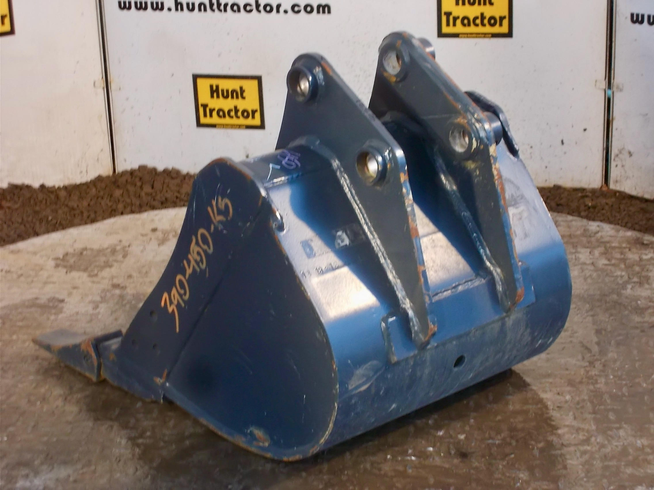 New 18" Hyundai R16-9 Pin-On Mini-Excavator Bucket For Sale