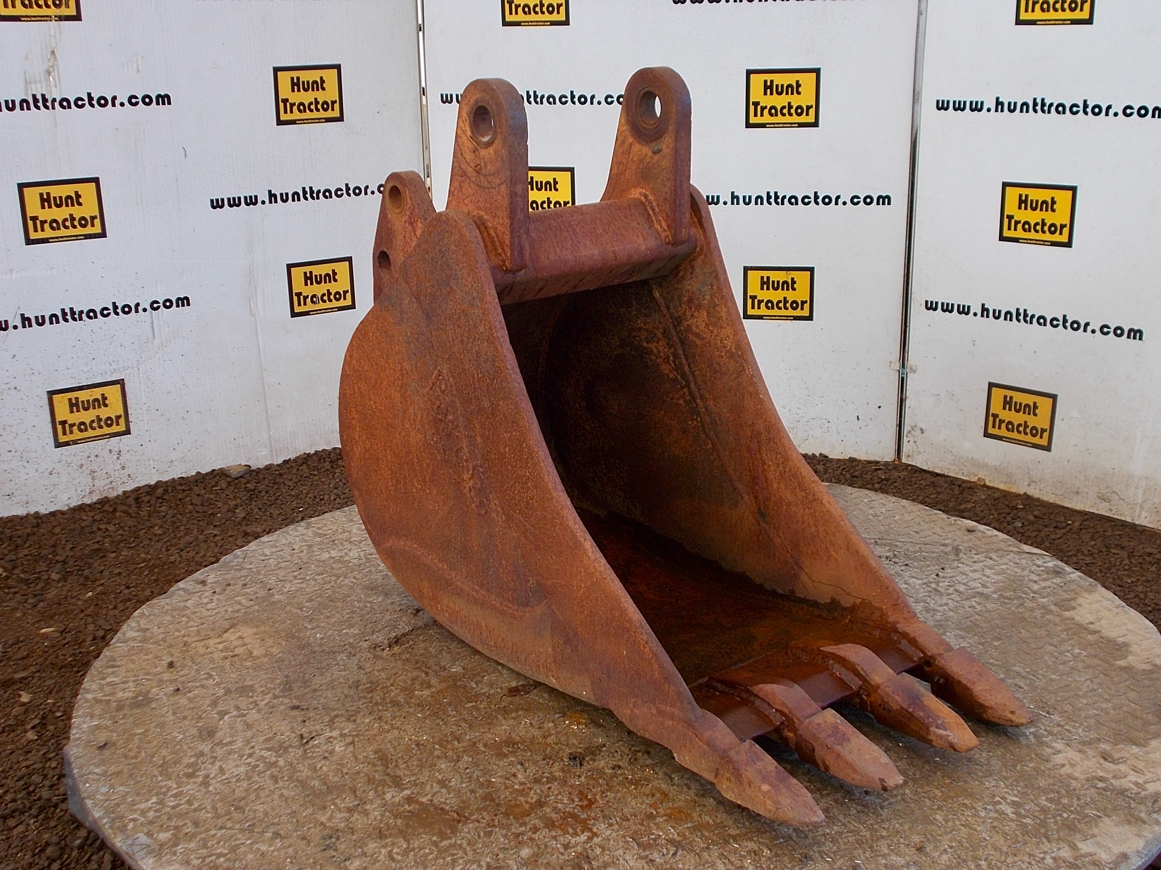 Used 18" Case 590SM Pin-On Backhoe Bucket For Sale