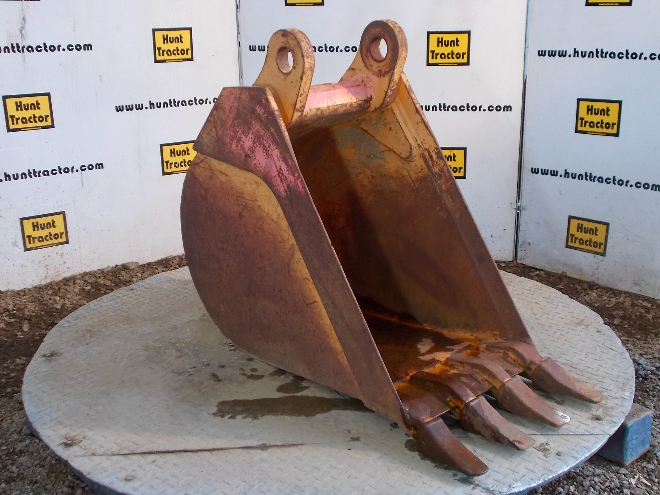 Used 18" Case 580N Pin-On Backhoe Bucket For Sale