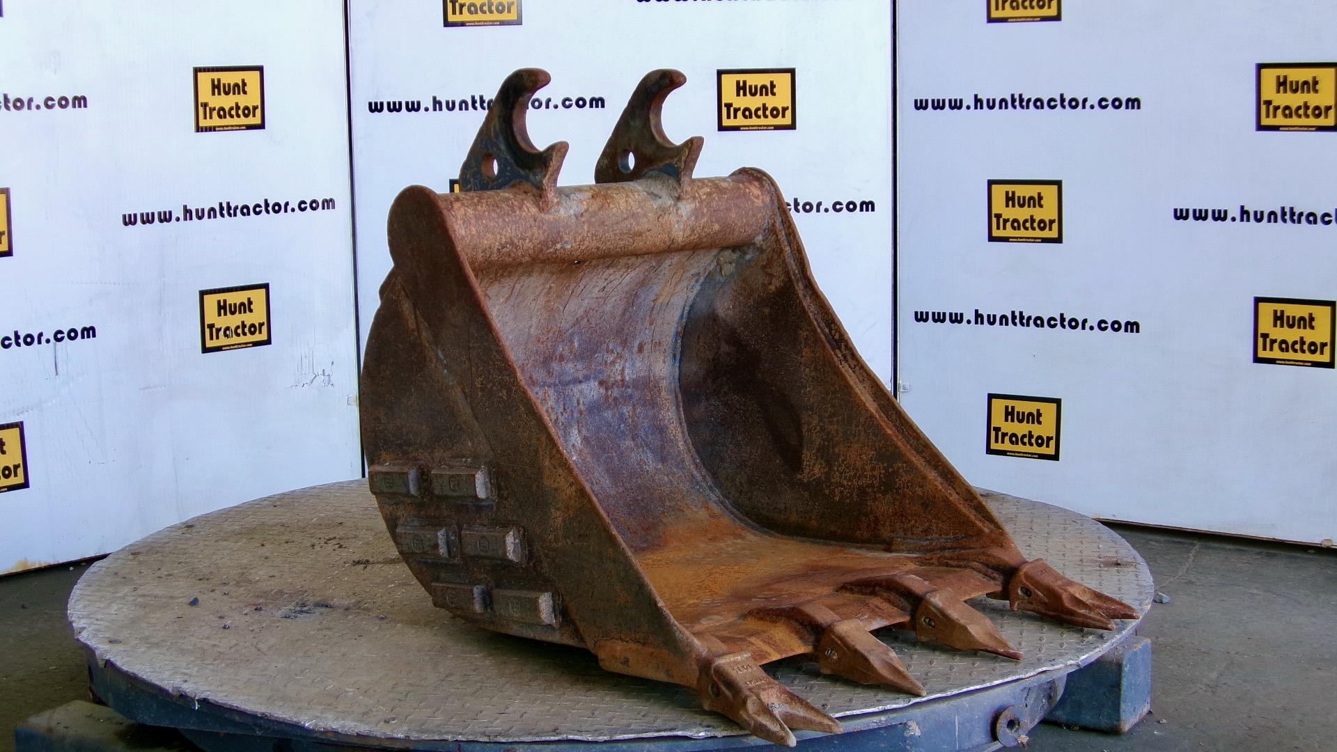 Used 24" Hitachi ZX210W John Deere Wedge Mini-Excavator Bucket For Sale