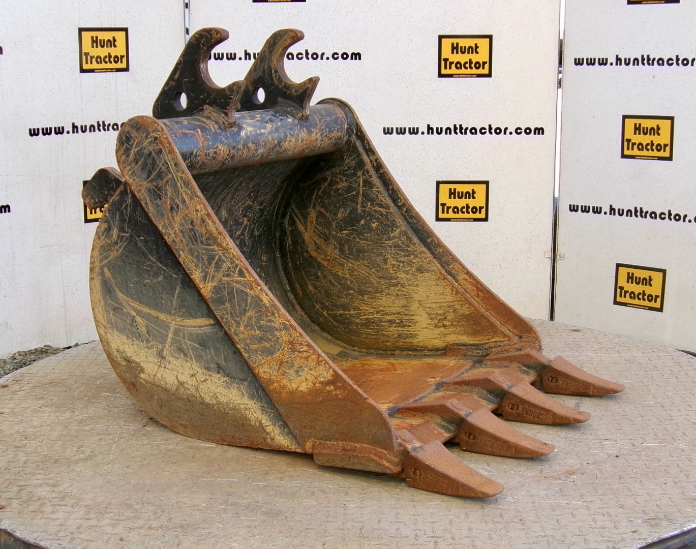 Used 24" John Deere Wedge Mini-Excavator Bucket For Sale